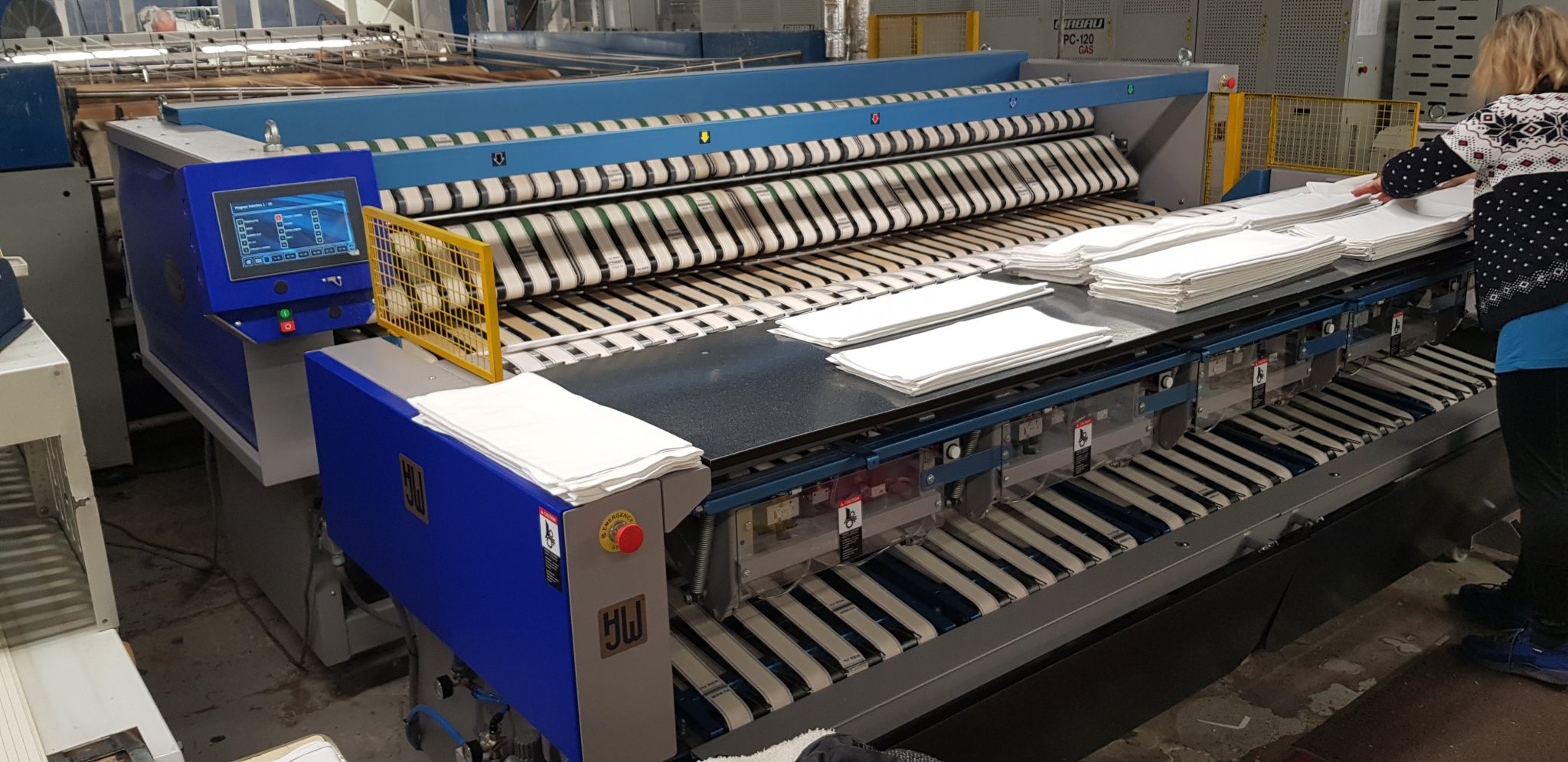 H J Weir 64 small-piece folder and in-line stacker. - Laundryquip